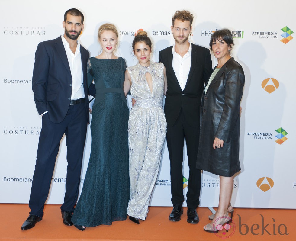 El reparto de 'El Tiempo entre Costuras' en su estreno en el FesTVal de ... El reparto de 'El Tiempo entre Costuras' en su estreno en el FesTVal de ...